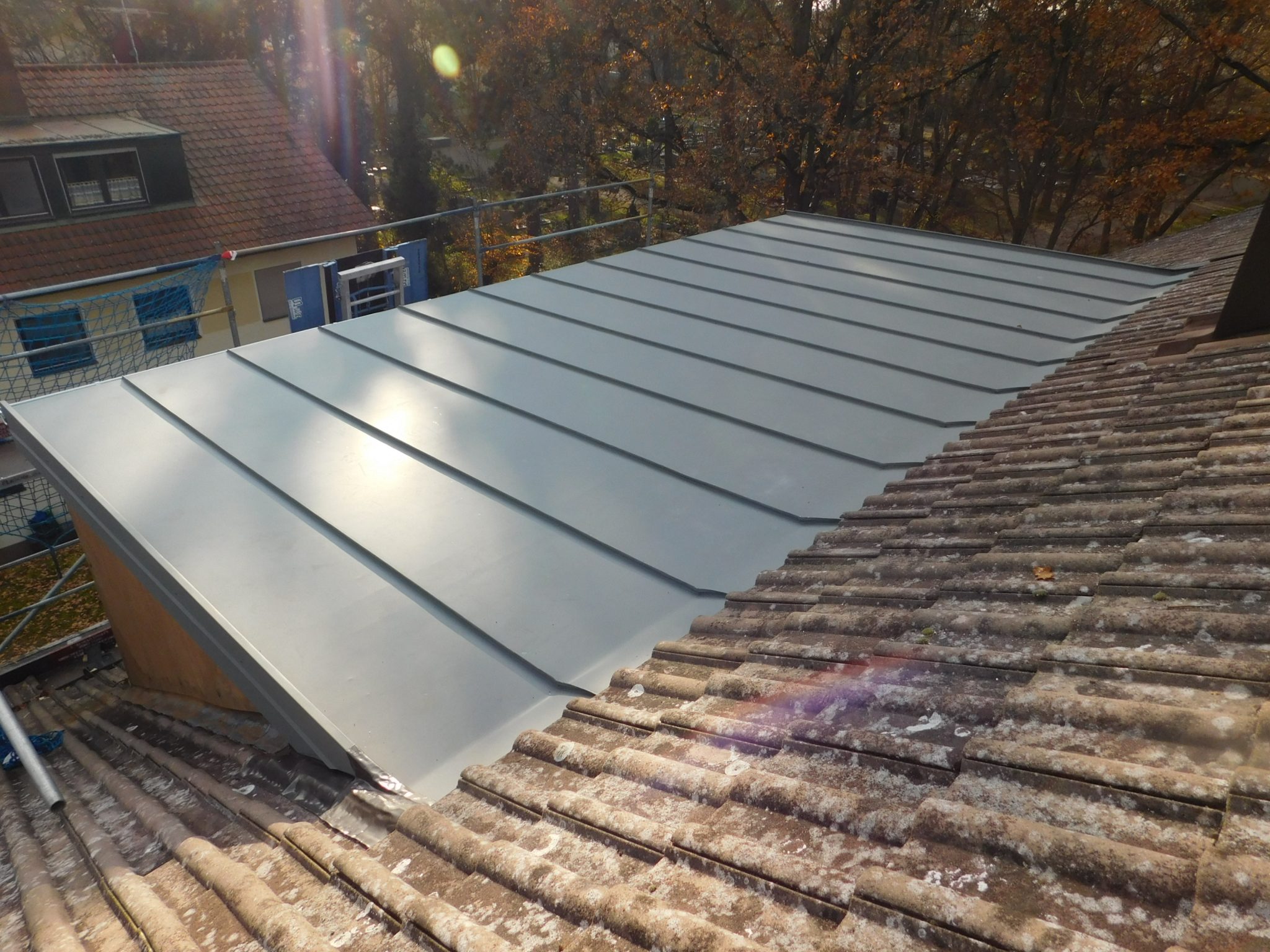 Hochwertiges Prefa Doppelstehfalzdach aus Aluminium hellgrau P10, in ...